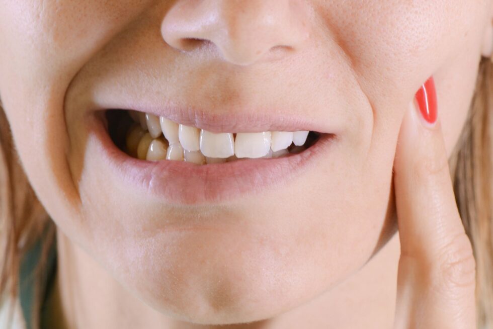 Apretar los dientes al dormir. Qué consecuencias tiene y solución